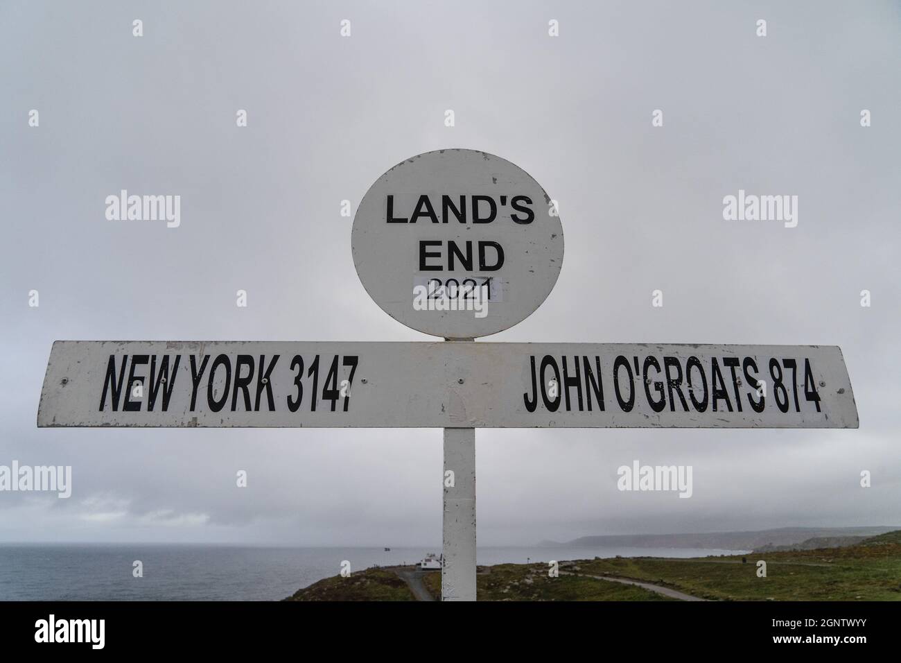 Cornwall, UK. 15th Sep, 2021. The lands end to John O'Groats sign is ...