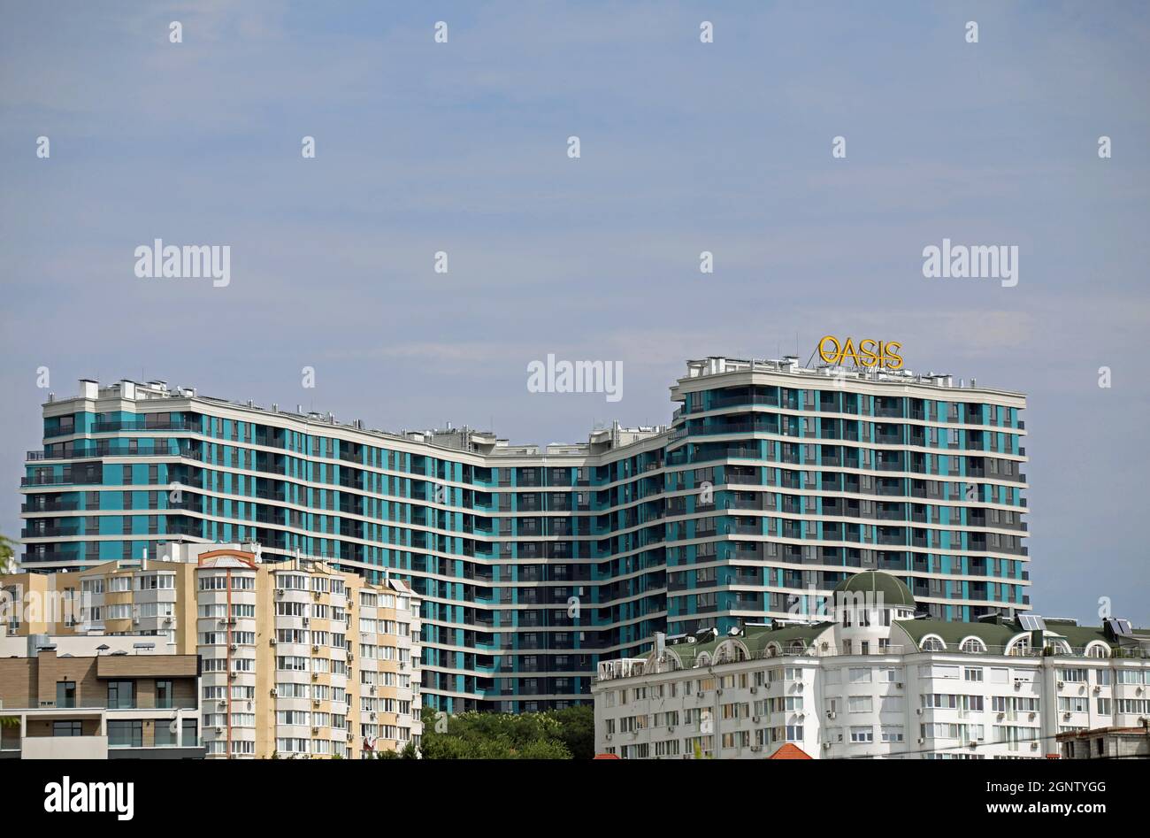Suburban high rise apartment buildings hi-res stock photography and ...