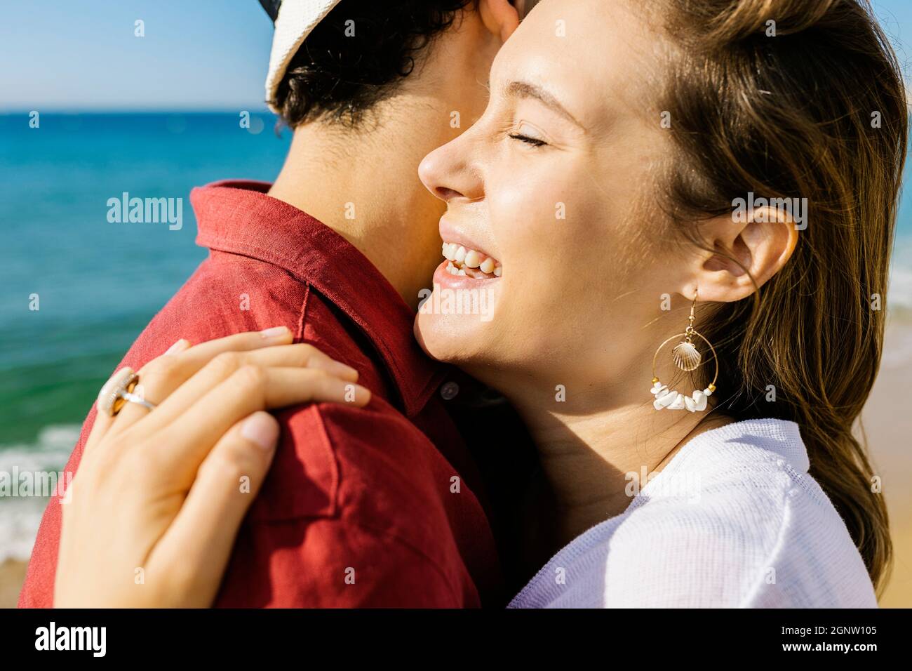 Happy couple hugging at beach Stock Photo - Alamy