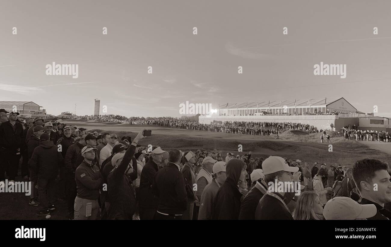 Golf fans at gallery hi-res stock photography and images - Alamy