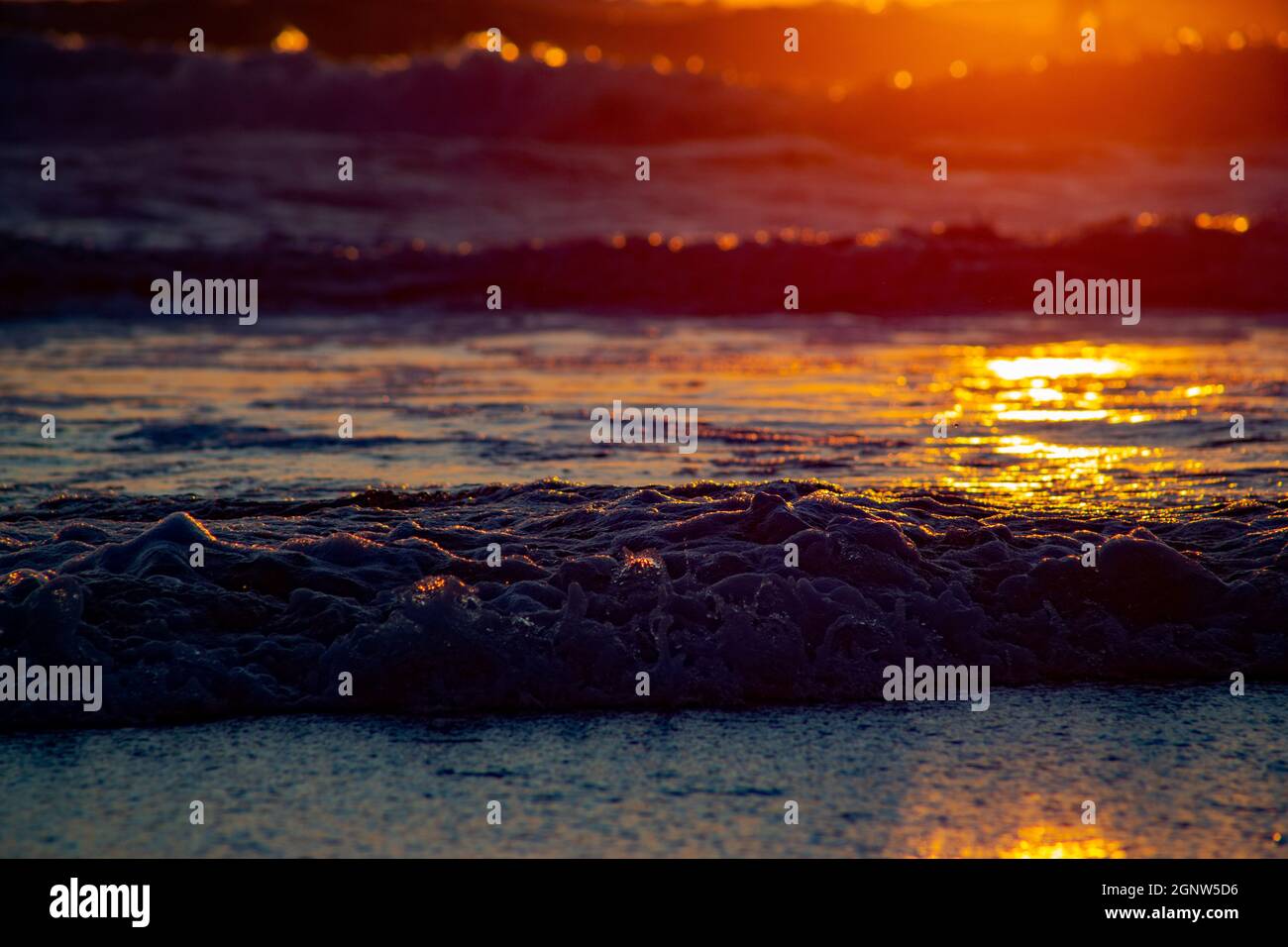 Sea at golden hour hi-res stock photography and images - Alamy