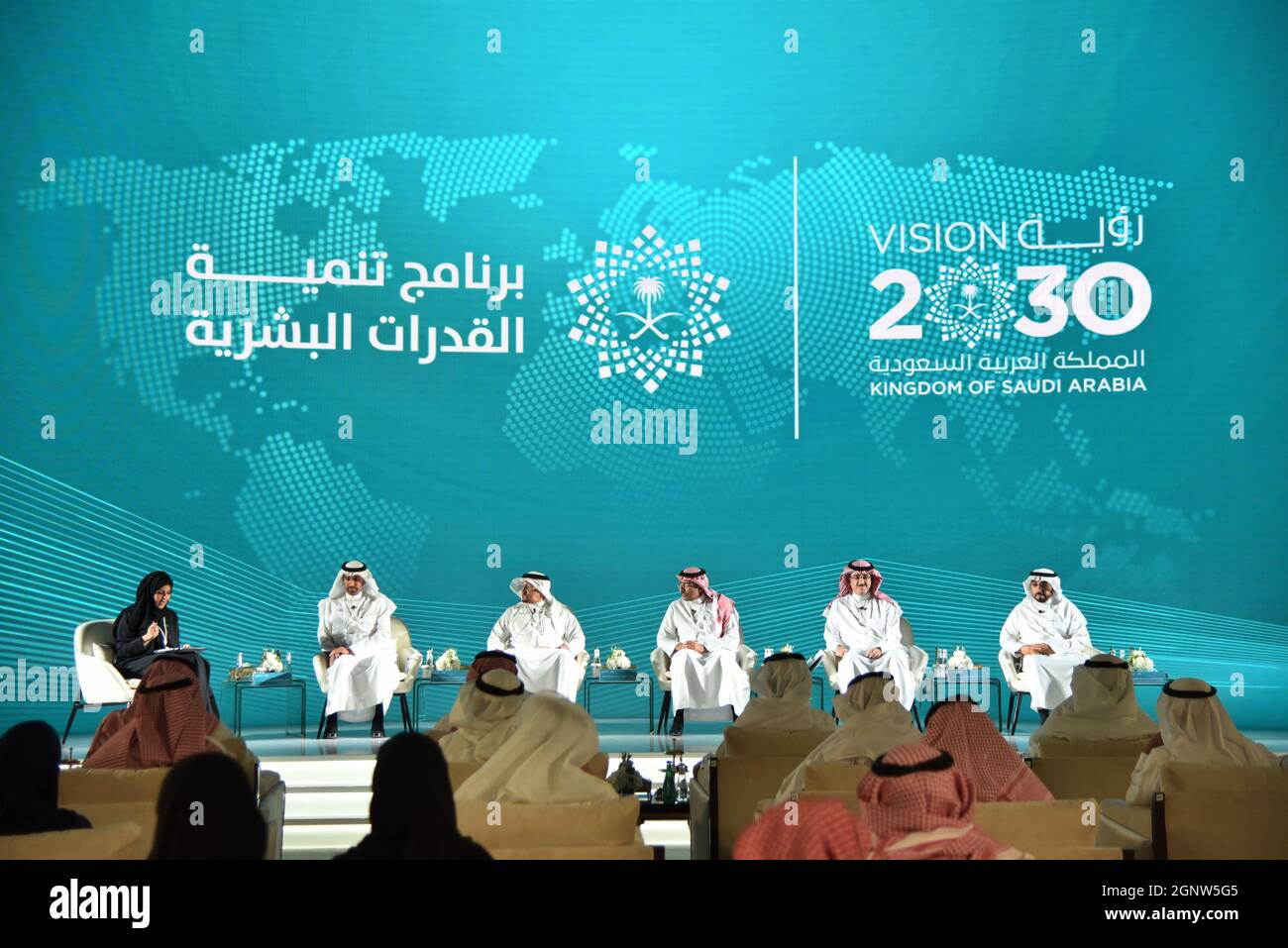 (210927) -- RIYADH, Sept. 27, 2021 (Xinhua) -- Saudi ministers attend a ...