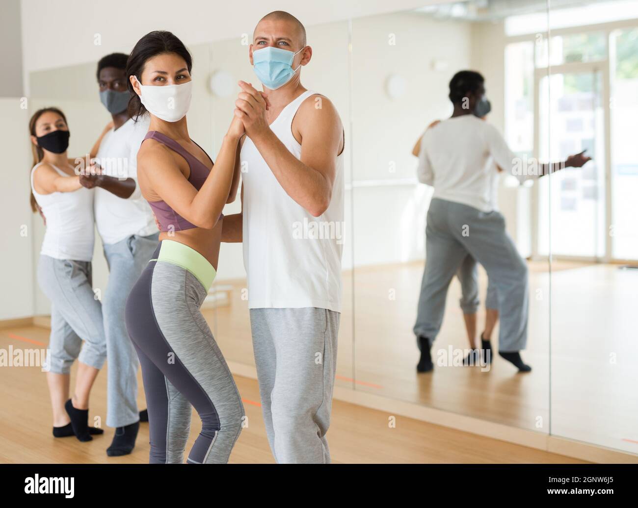 People dancing in pairs in dance studio Stock Photo - Alamy