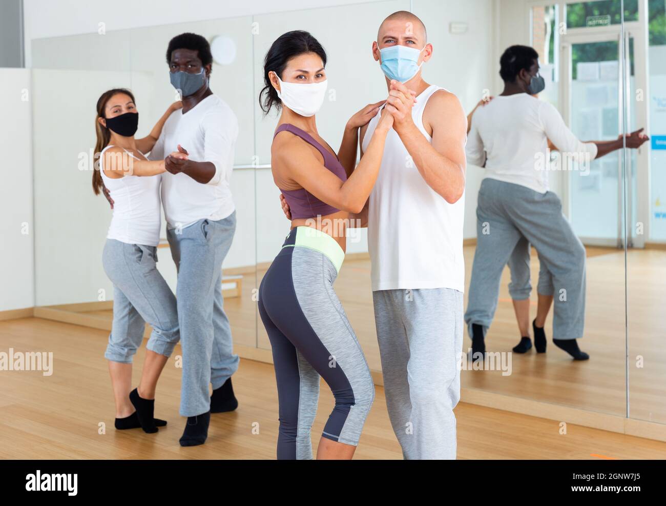 People dancing in pairs in dance studio Stock Photo - Alamy