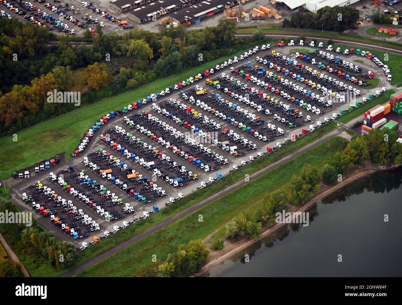 PRODUCTION - 26 September 2021, Rhineland-Palatinate, Wörth: Trucks are ...