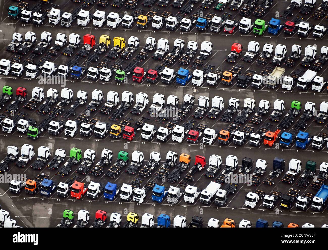 PRODUCTION - 26 September 2021, Rhineland-Palatinate, Wörth: Trucks are ...