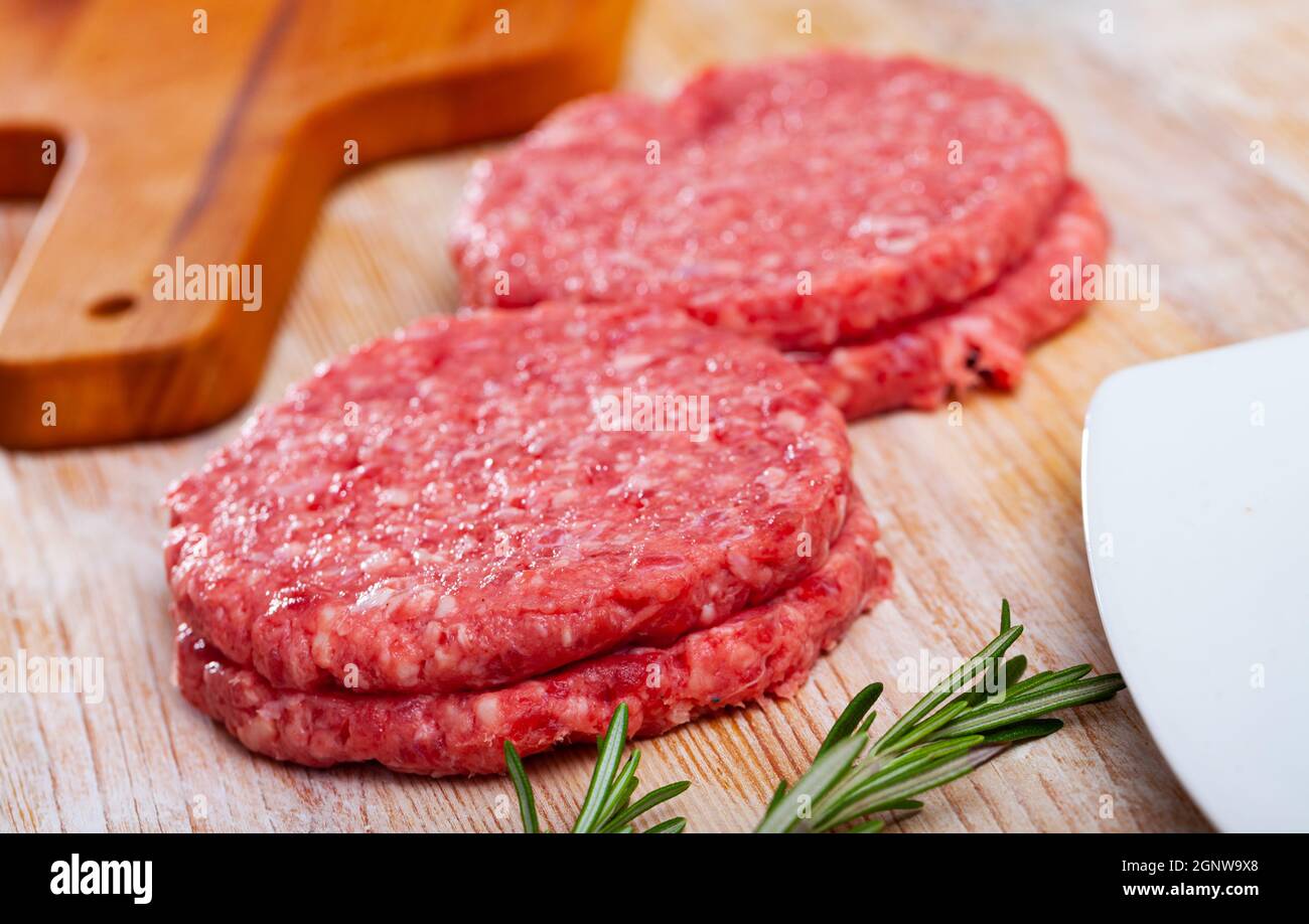 Raw minced beef patties for hamburgers Stock Photo - Alamy