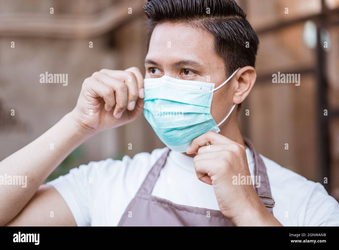 Waitress wearing a face mask at the coffee shop Stock Photo - Alamy