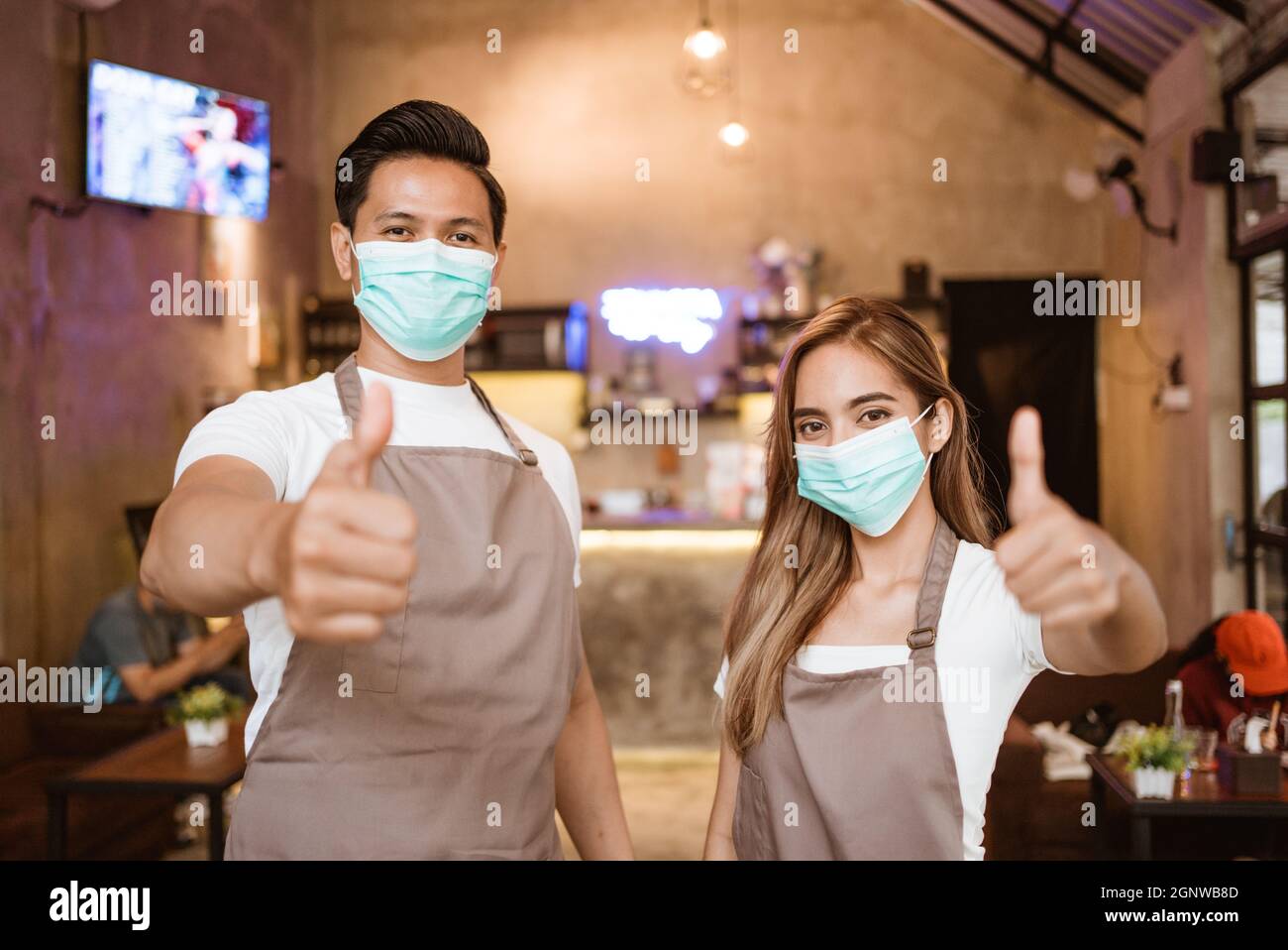Waitress wearing a face mask at the coffee shop Stock Photo - Alamy