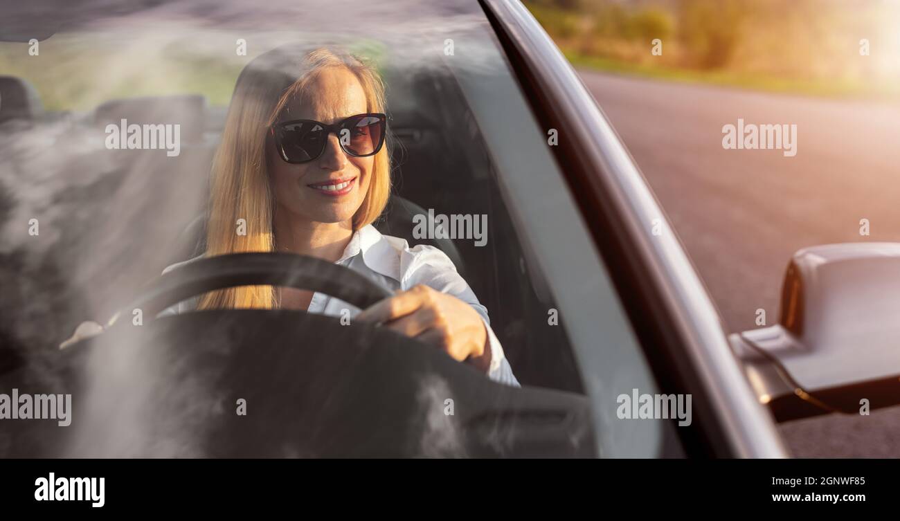 Happy woman driving auto Stock Photo - Alamy