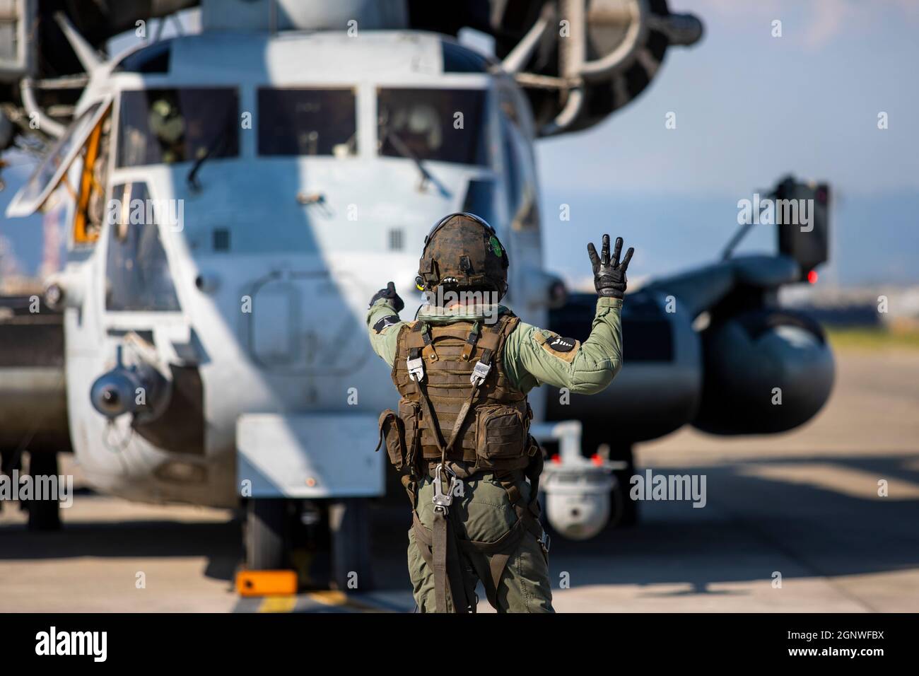A U.S. Marine Corps CH-53E Super Stallion crew chief assigned to Marine ...