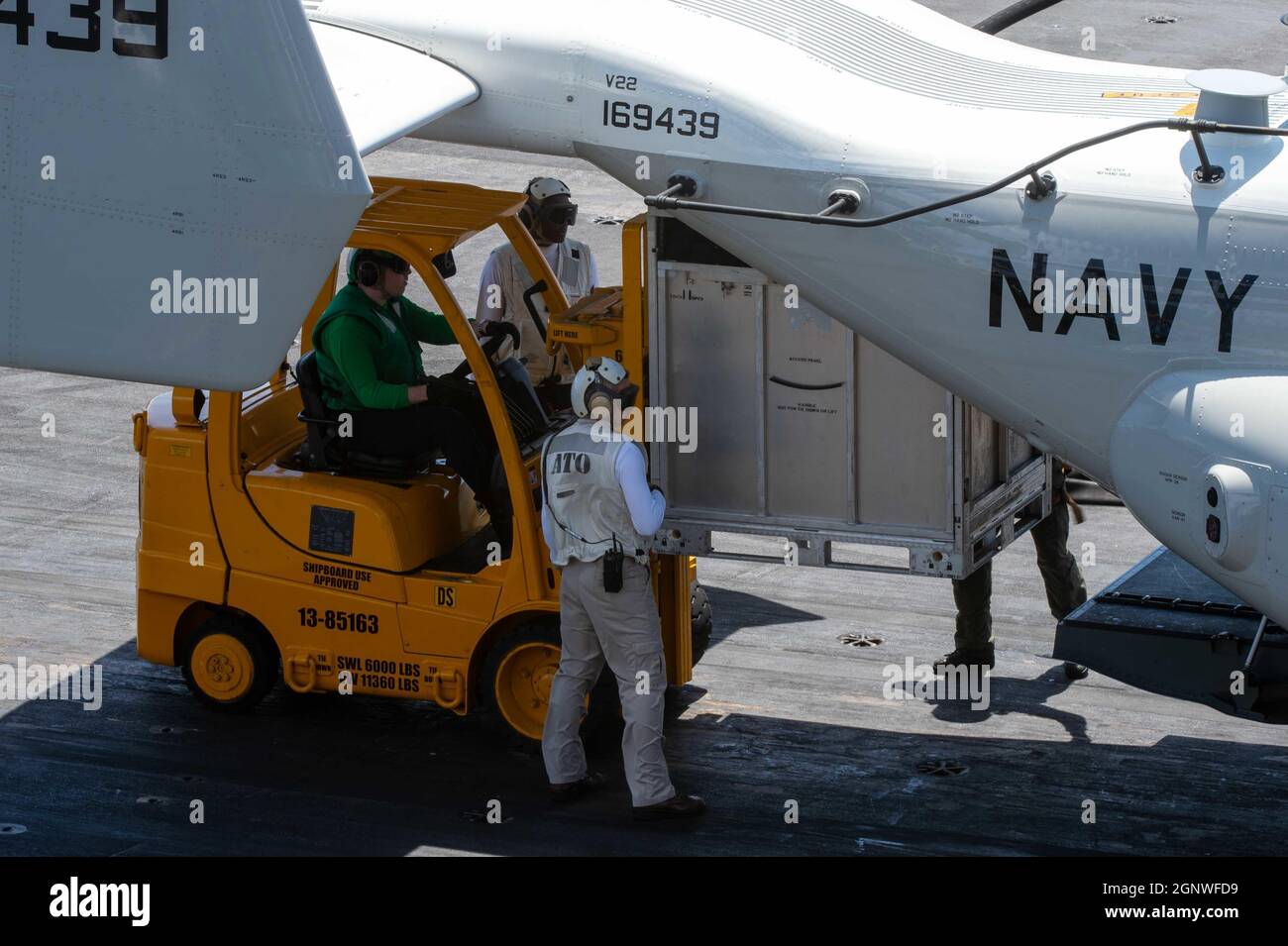210927-N-RO680-1114 PHILIPPINE SEA (Sept. 27, 2021) Sailors load cargo ...