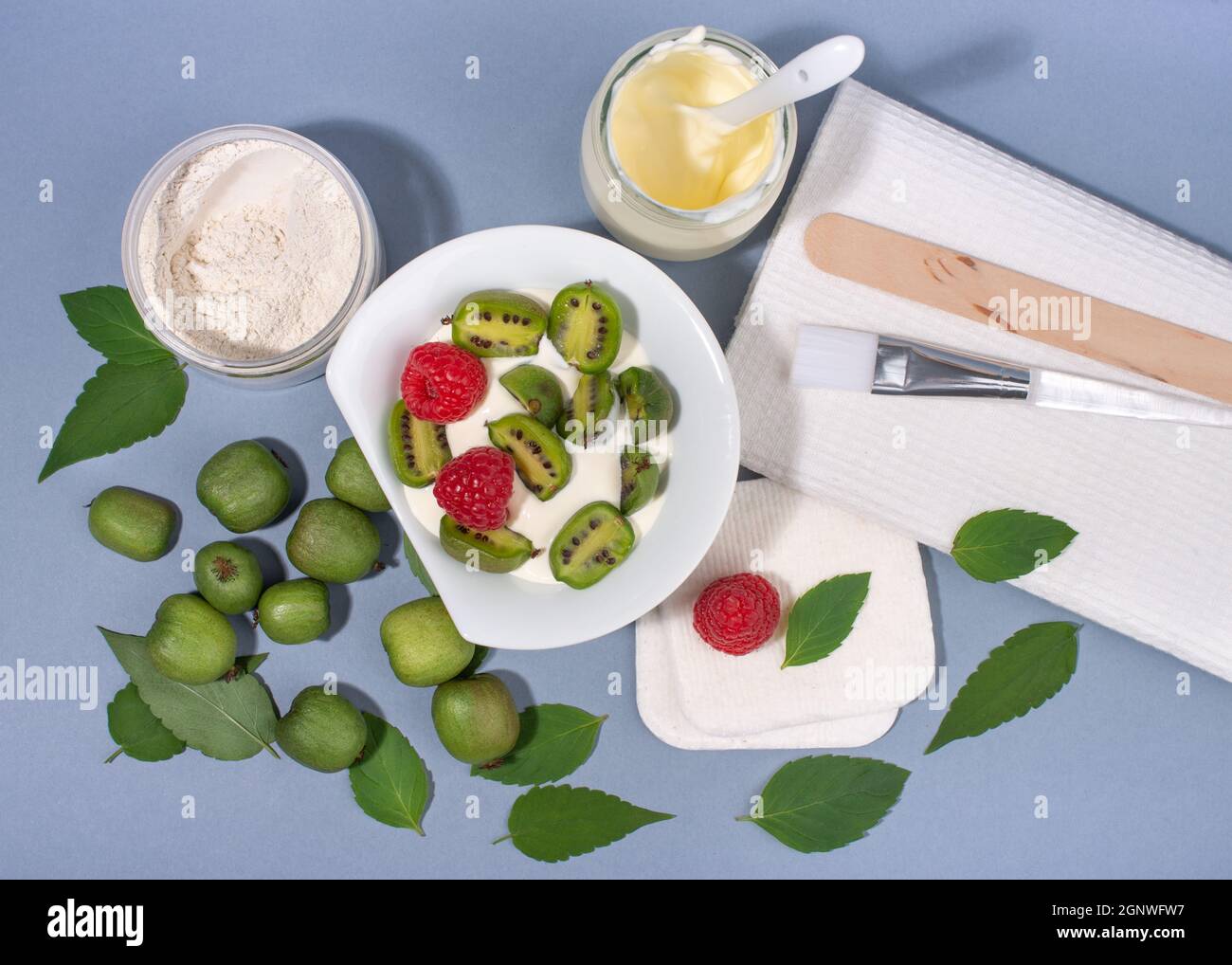 Homemade natural face mask recipe with kiwi, yogurt and white clay ...