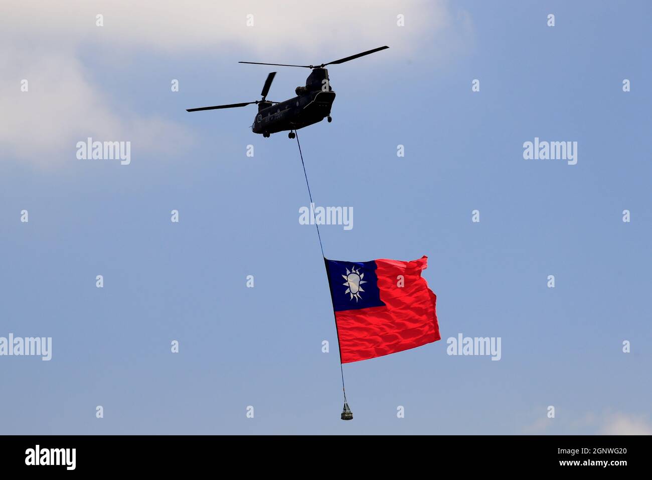 Taoyuan, Taipei, Taiwan. 28th Sep, 2021. A Chinook Helicopter carrying ...