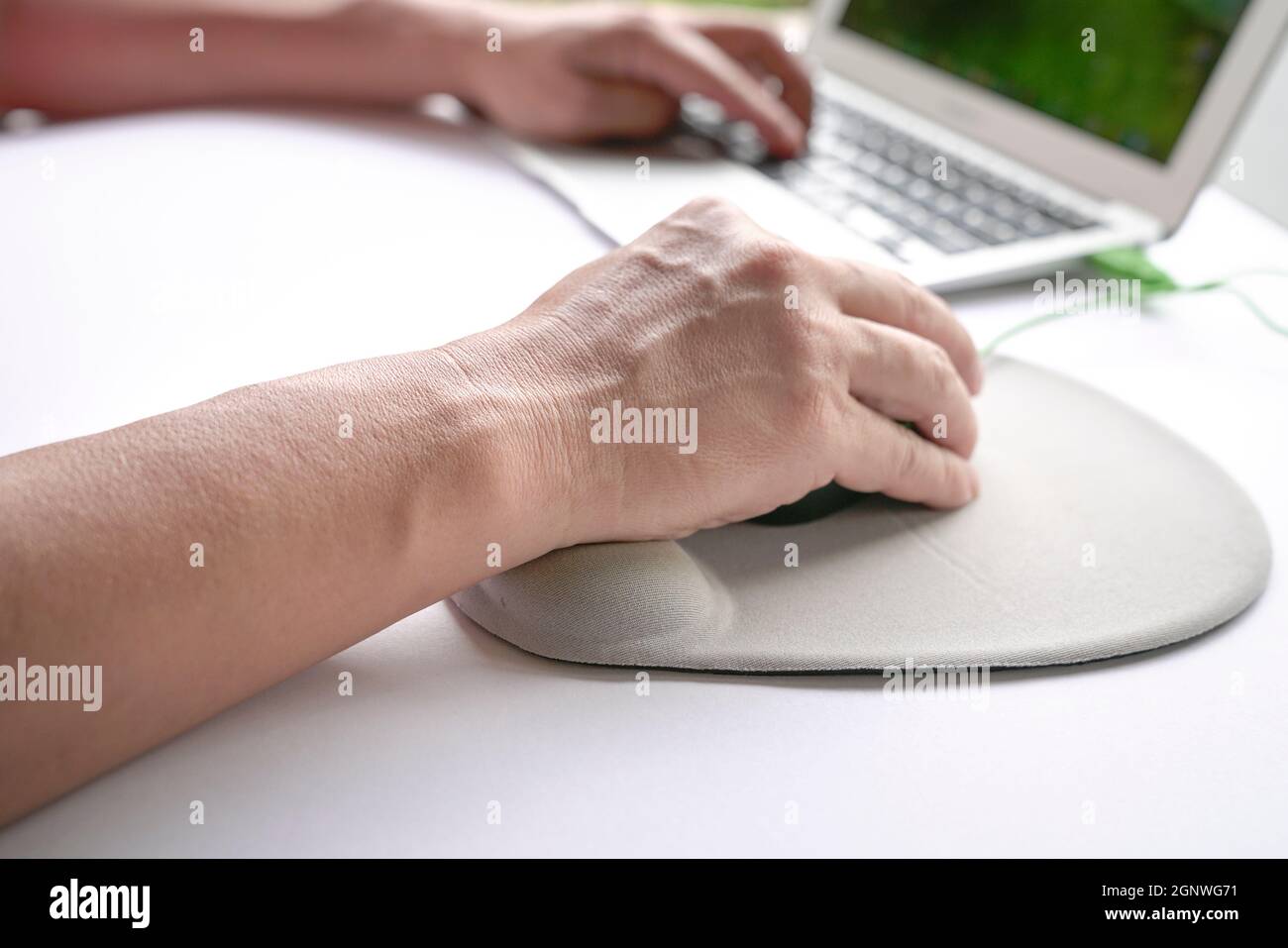 Ergonomic keyboard and ergonomic mouse hi-res stock photography and ...