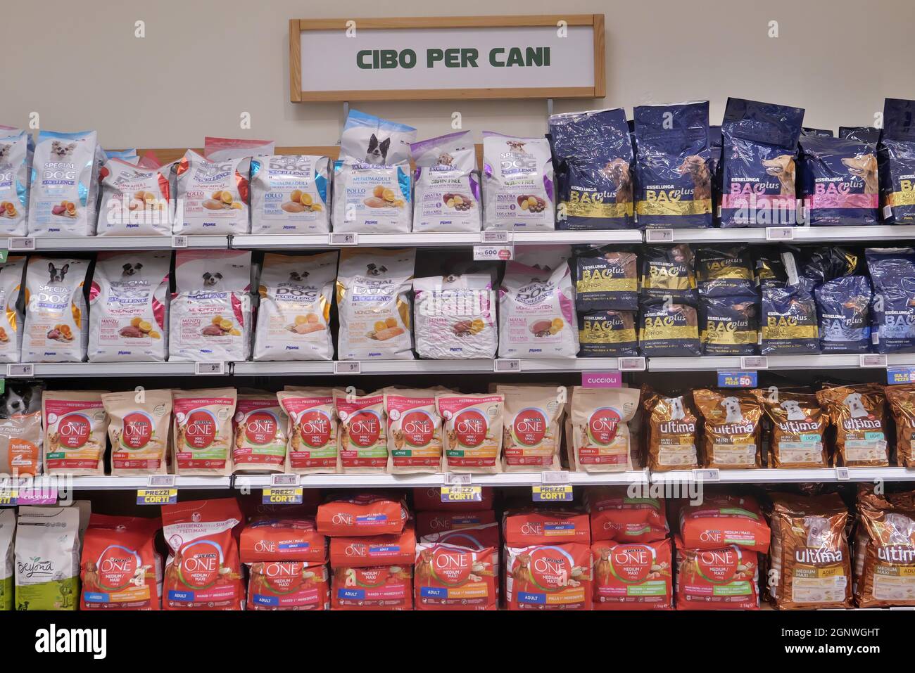 Dog food grocery store hi-res stock photography and images - Alamy