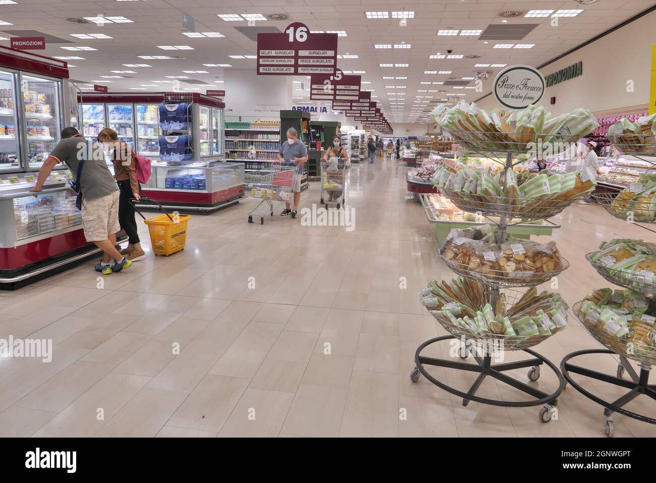 PEOPLE WITH SHOPPING CARTS INSIDE THE FOOD MEGA STORE Stock Photo - Alamy