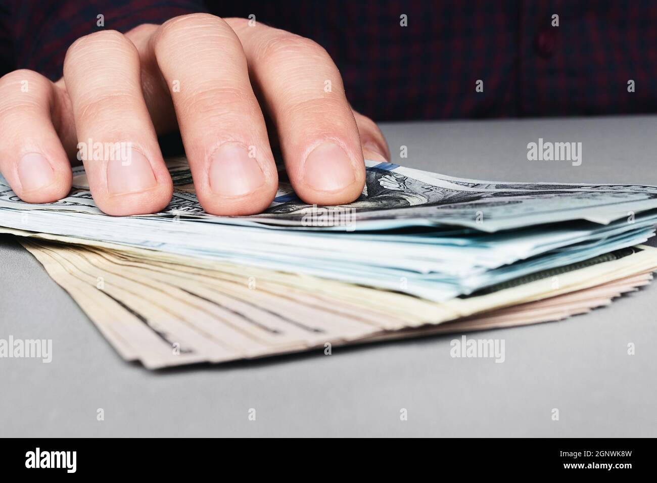 Close up hand giving money hi-res stock photography and images - Alamy
