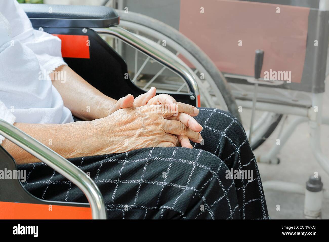 Elderly woman hand while waiting on wheelchair Stock Photo - Alamy