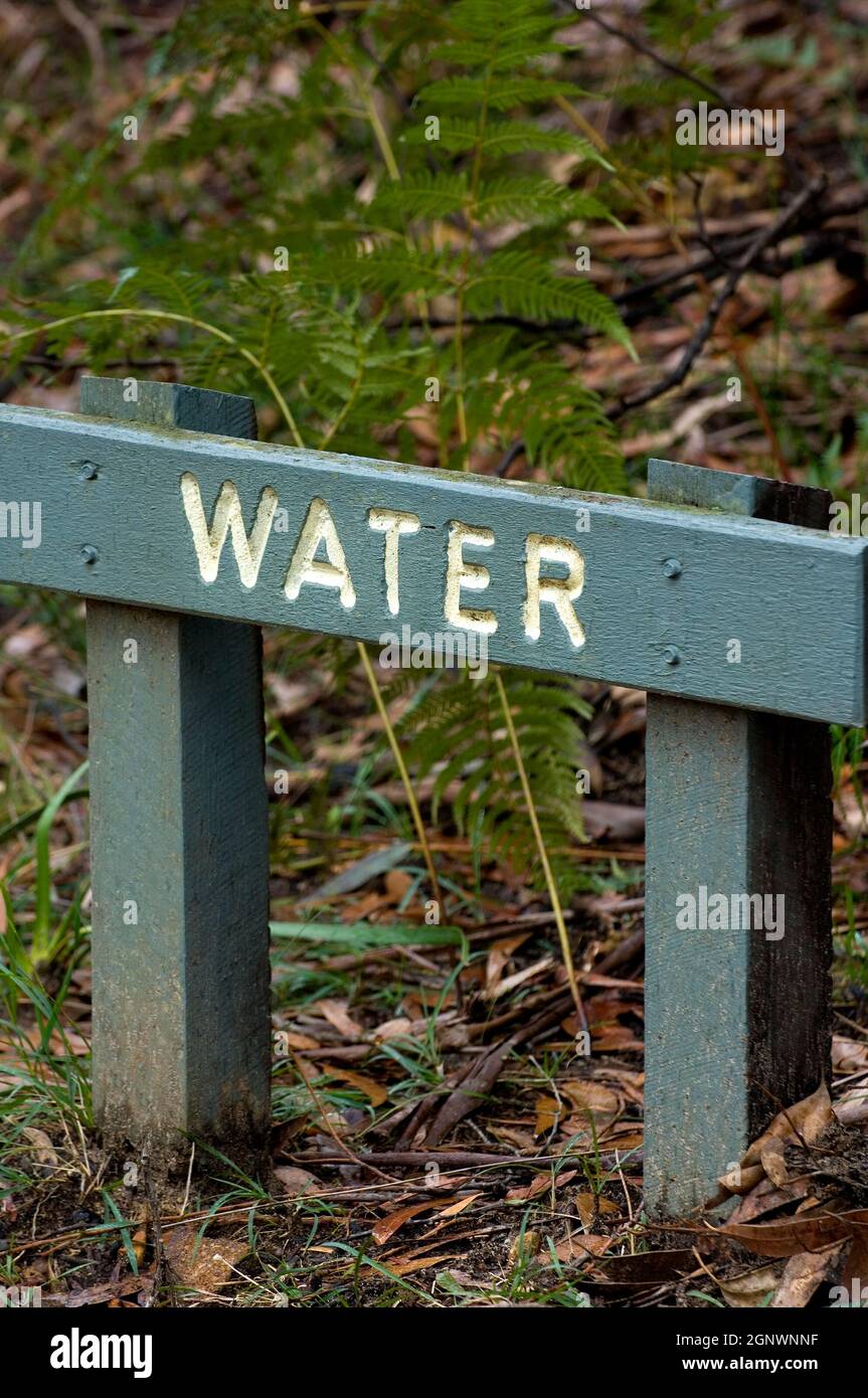 Blue mountains national park sign hi-res stock photography and images ...