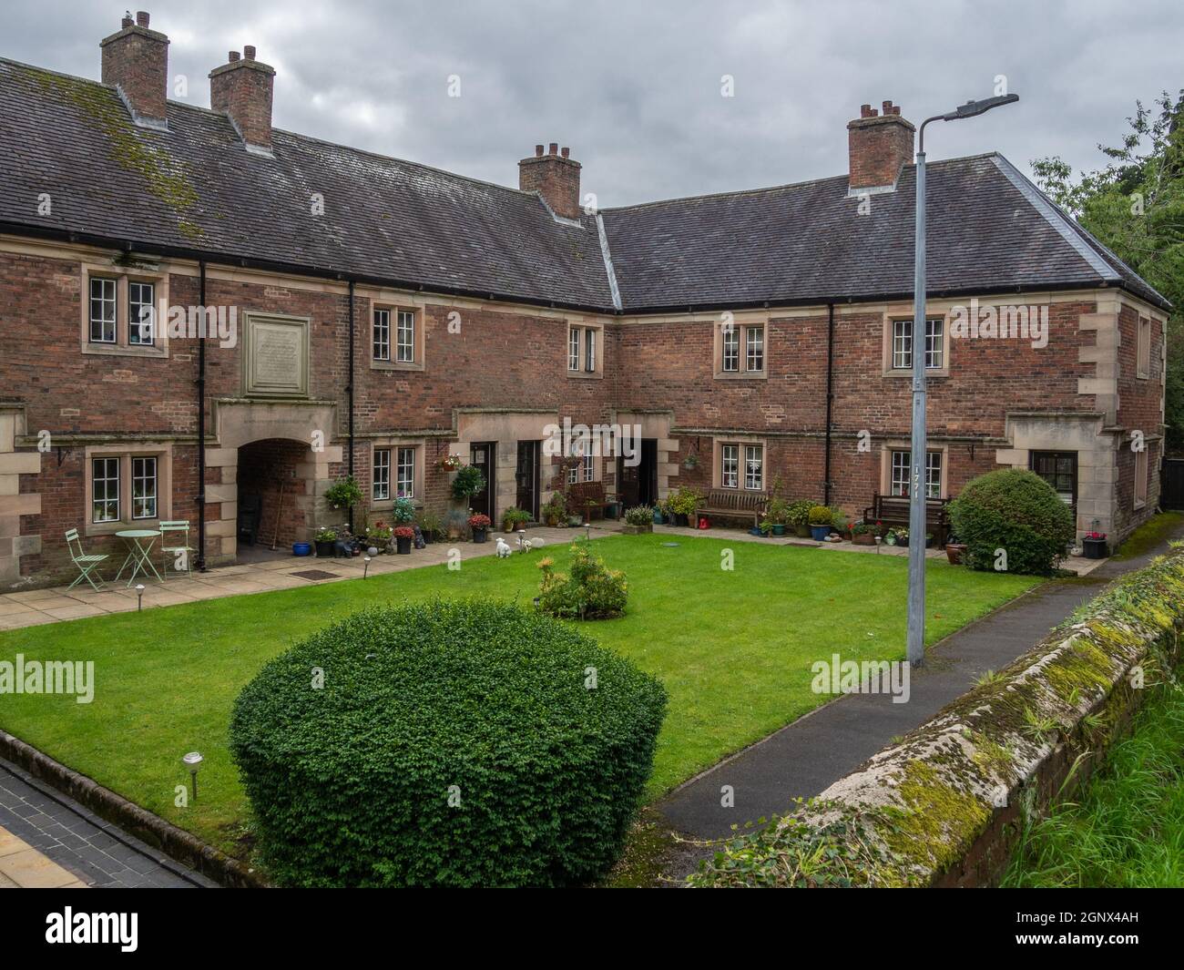 English almshouses hi-res stock photography and images - Alamy