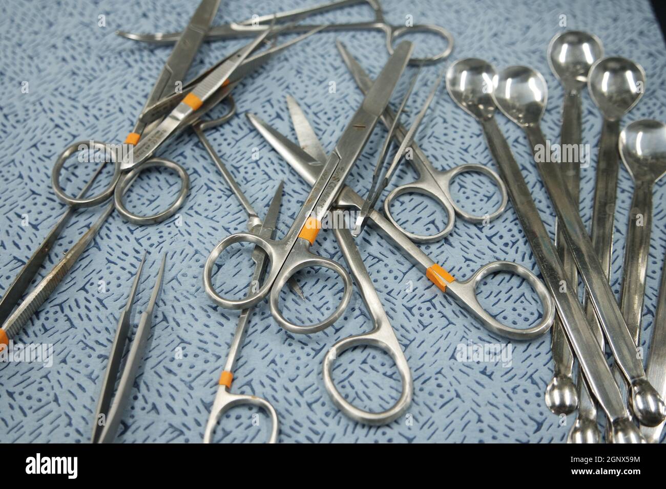 Surgery incision instruments medical hi-res stock photography and ...