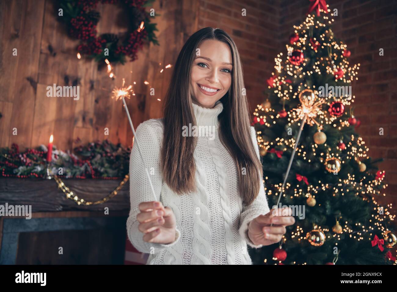 Photo portrait smiling woman wearing knitted sweater smiling burning ...
