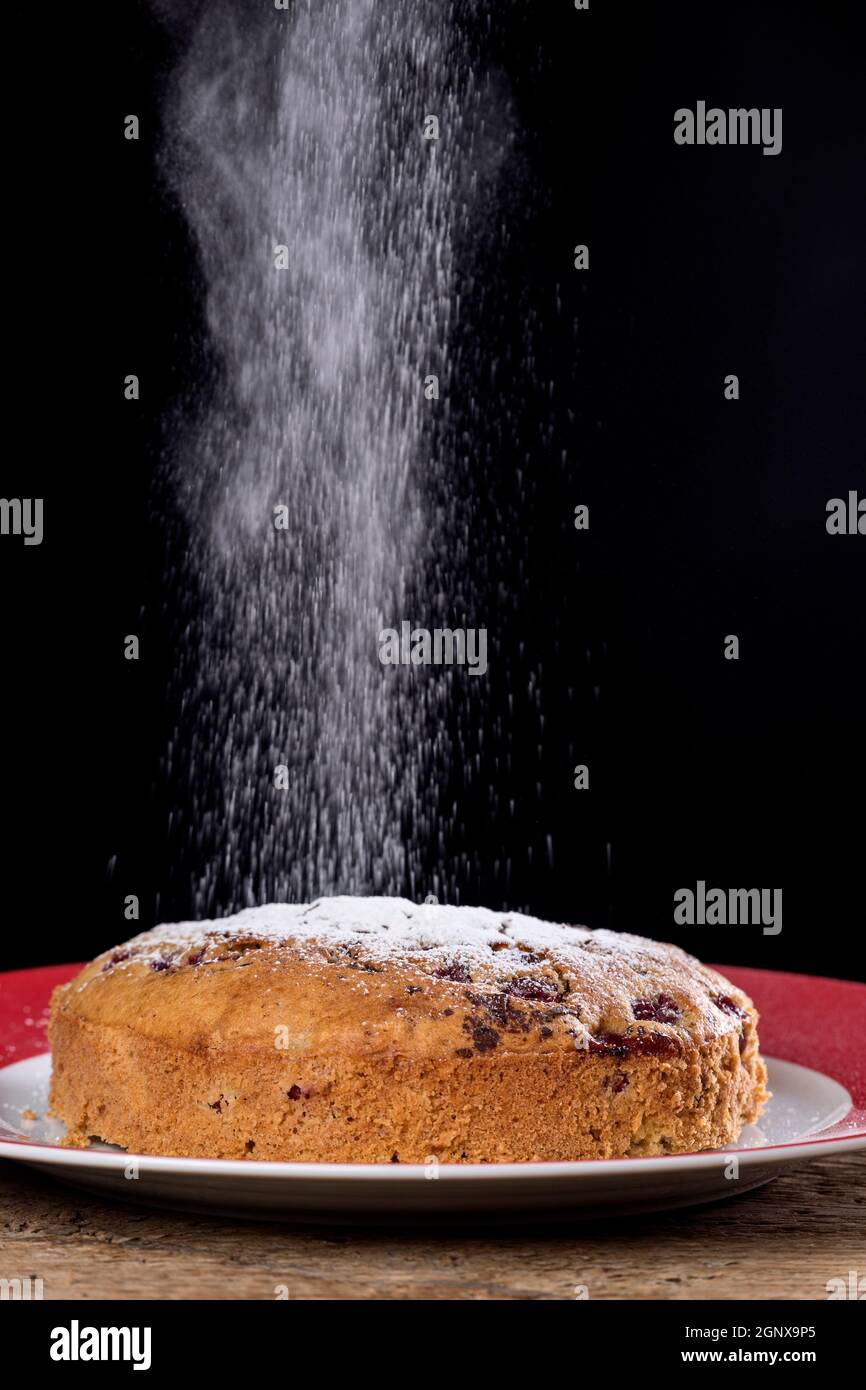 Icing sugar falling hi-res stock photography and images - Alamy