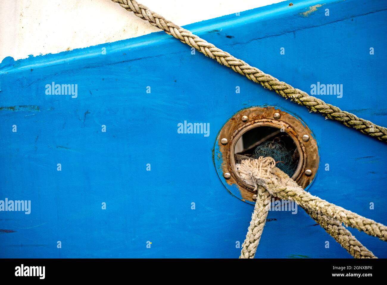 bulwark with mooring lines of a trawler Stock Photo - Alamy