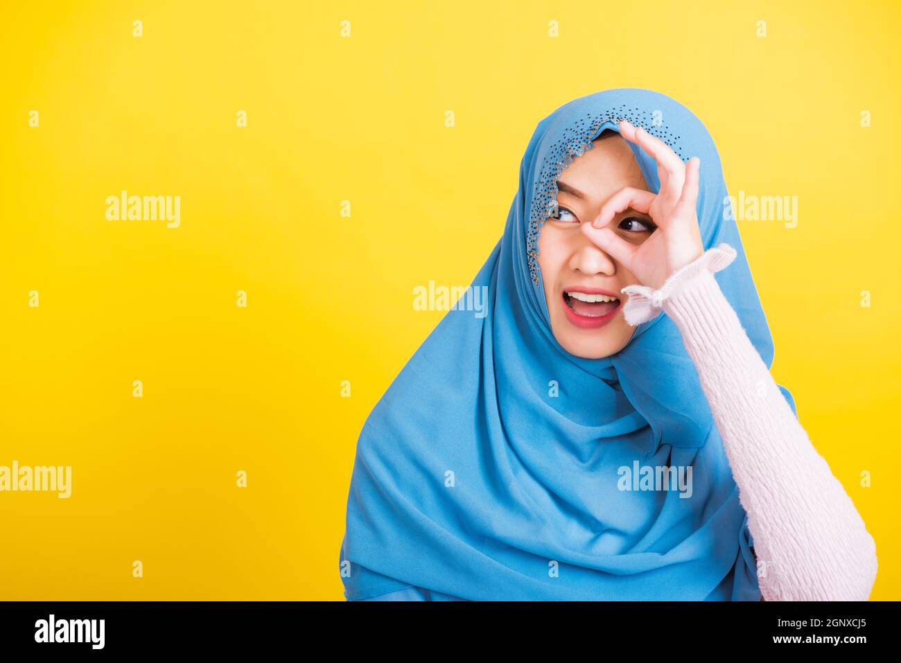 Asian Muslim Arab, Portrait of happy beautiful young woman Islam ...