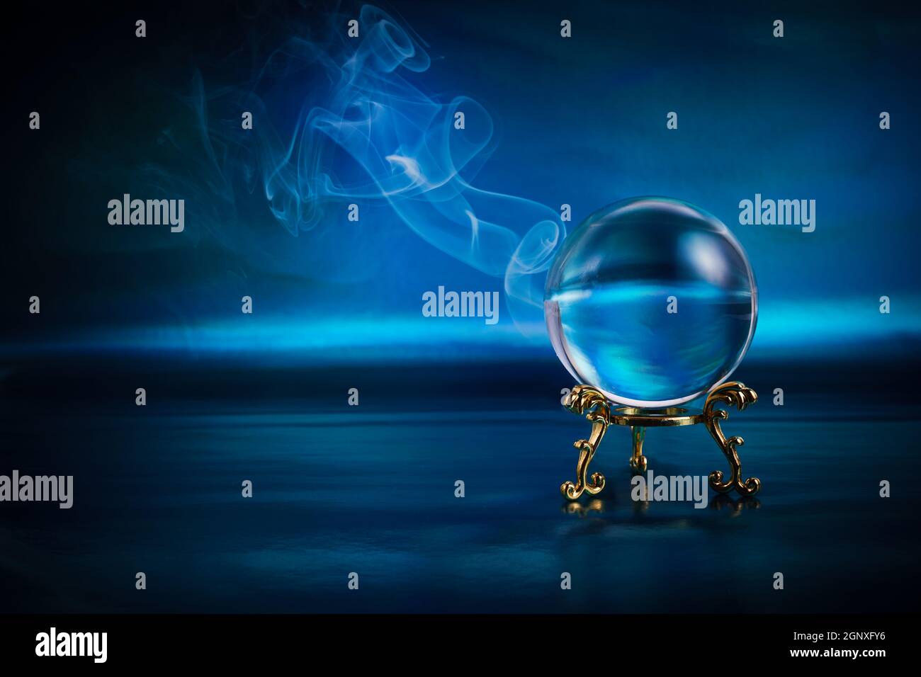 Crystal ball reading hi-res stock photography and images - Alamy