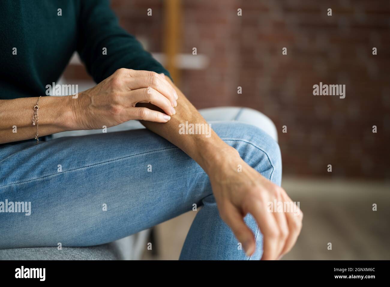 Mature woman itch hi-res stock photography and images - Alamy