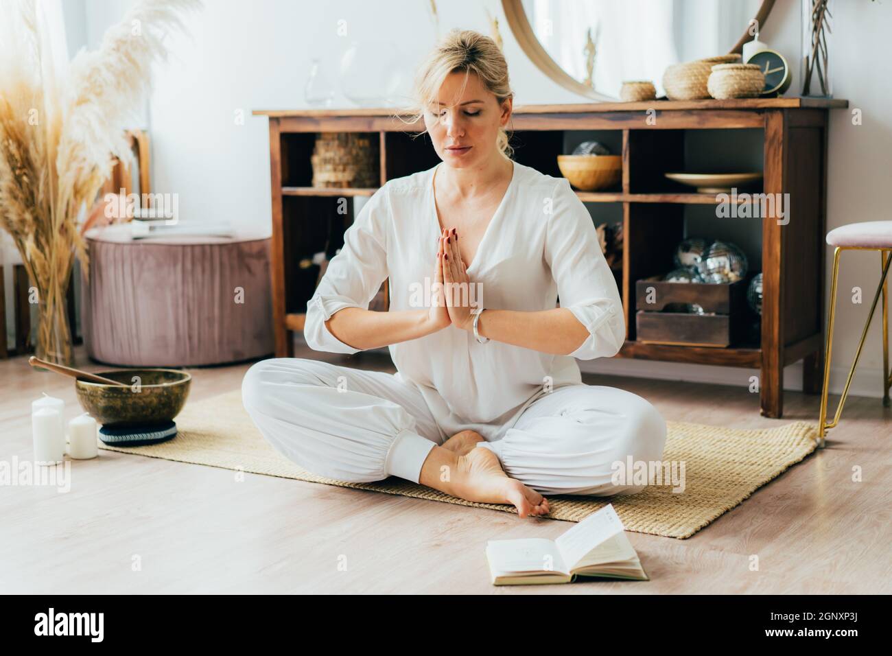Yogi woman hi-res stock photography and images - Alamy