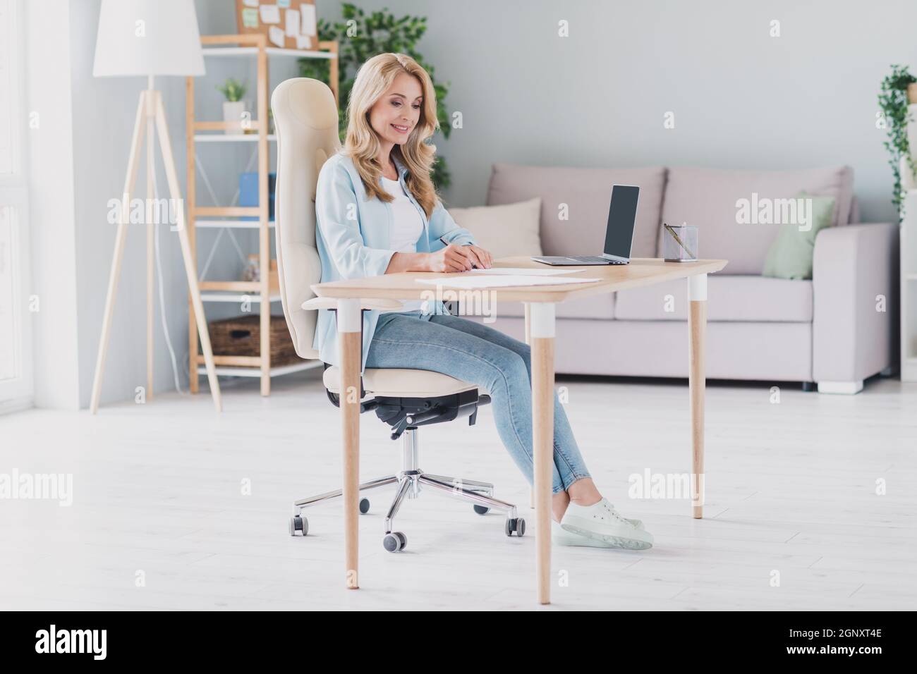 Full size profile side photo of smiling businesswoman company ceo ...