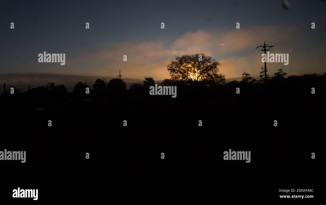 Sunrise behind tree hi-res stock photography and images - Alamy