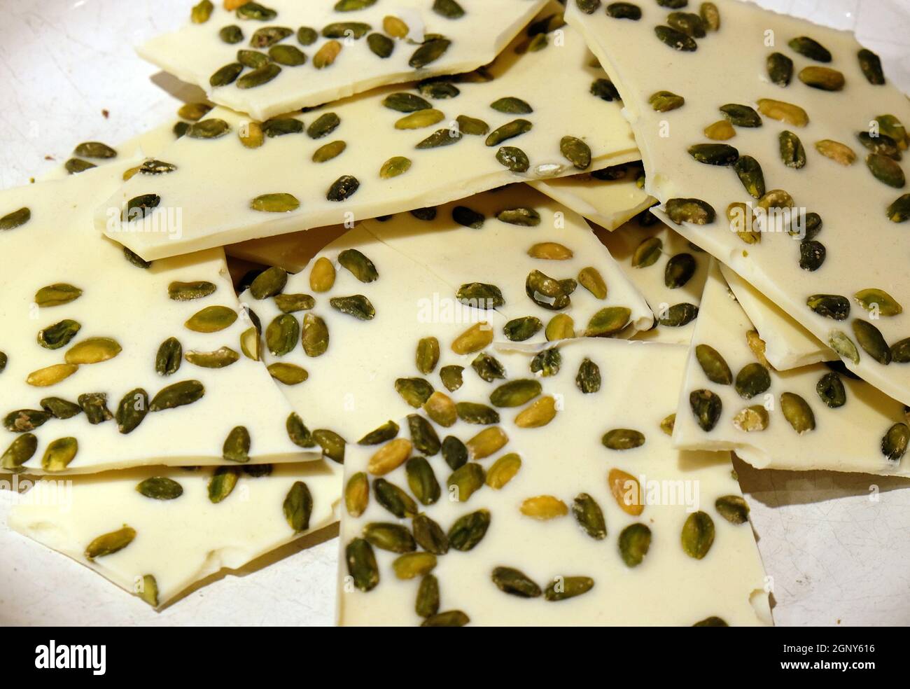 Homemade white chocolate with pistachios Stock Photo - Alamy