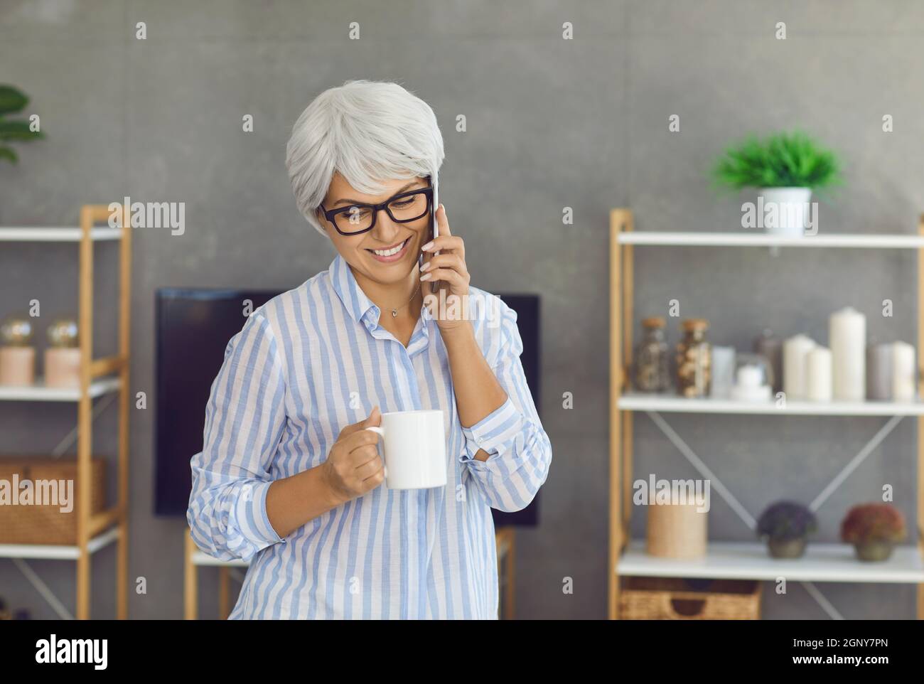 Old lady using a mobile phone hi-res stock photography and images - Alamy