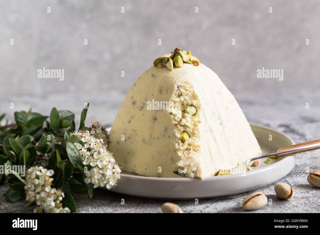 Paskha and kulich with pistachios. Traditional Russian Orthodox Easter ...