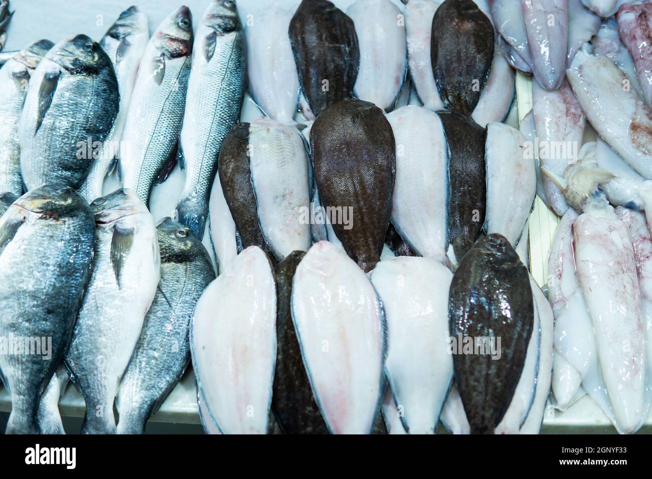 Fresh fish displayed in a traditional food market. Sole, sea bre Stock ...