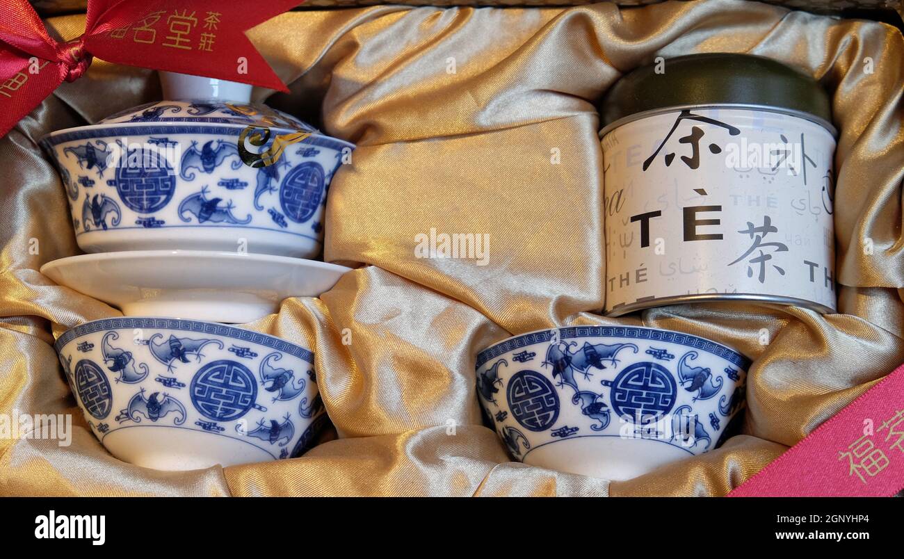 Ceramic tea set in a shop in Shanghai, China Stock Photo - Alamy
