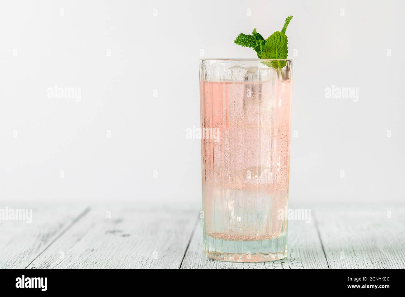 Glass of pink gin and tonic cocktail Stock Photo - Alamy