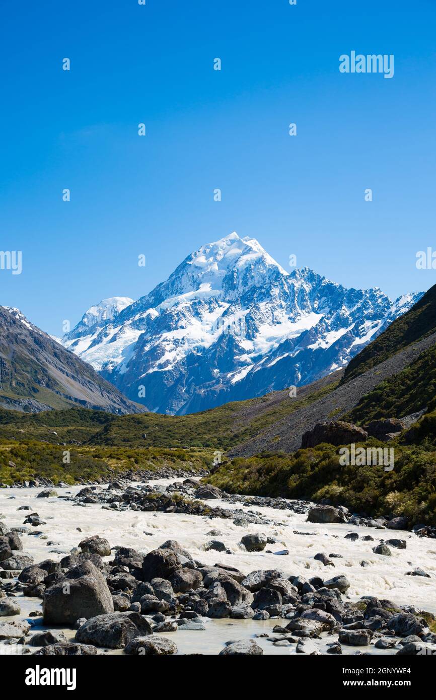 Aoraki Mount Cook on Hooker Valley Track in New Zealand. Beautiful peak ...