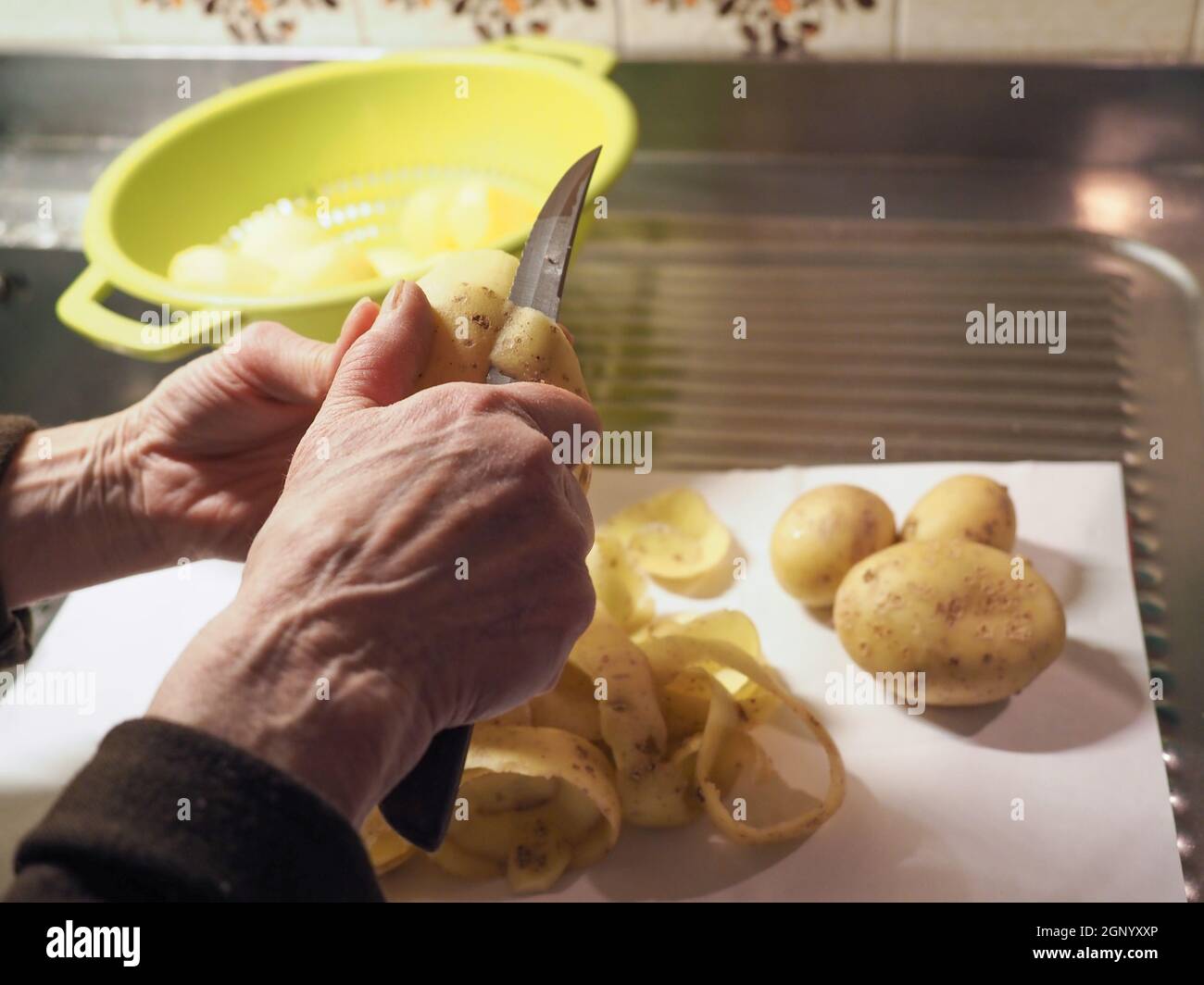 Pealing potatoes hi-res stock photography and images - Alamy
