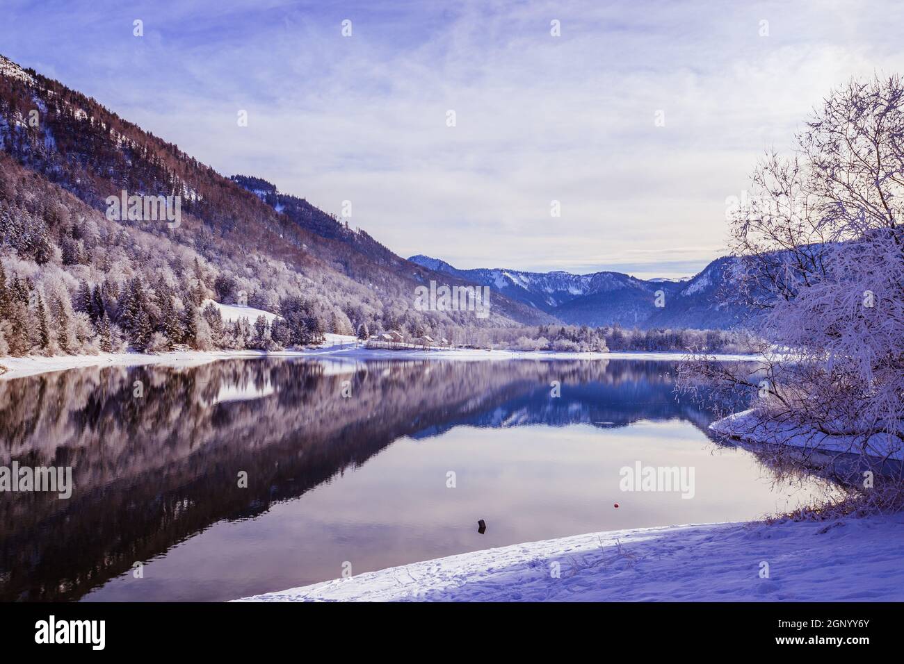Idyllic winter landscape: Reflection lake, snowy trees and mountains ...