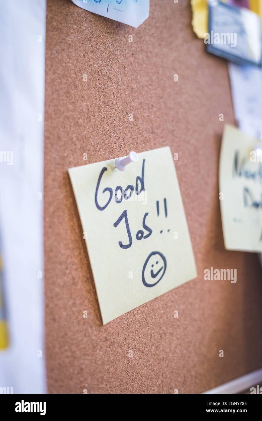 Close up of pinned note “Good Job” on cork board Stock Photo - Alamy