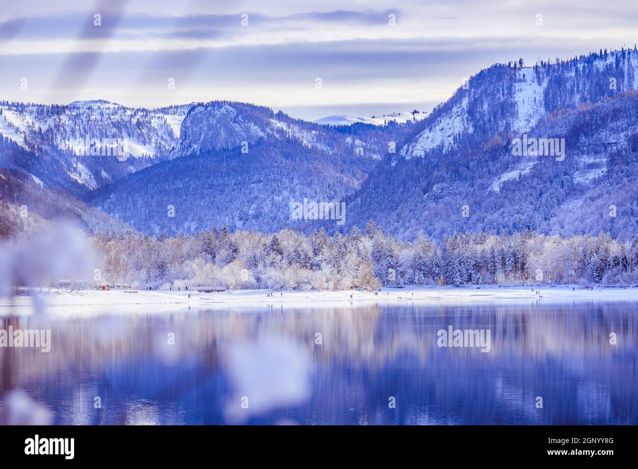 Idyllic winter landscape: Reflection lake, snowy trees and mountains ...