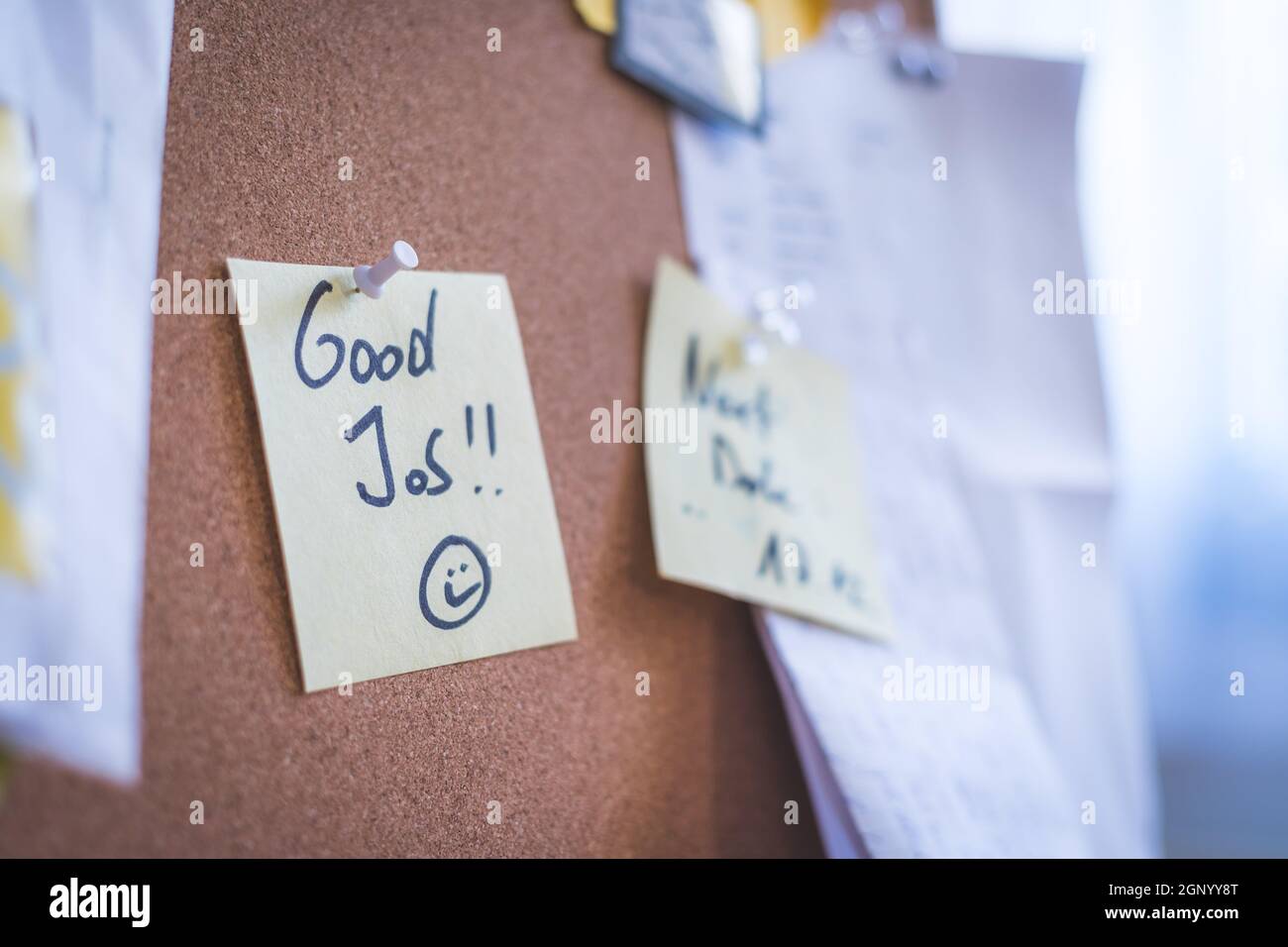Close up of pinned note “Good Job” on cork board Stock Photo - Alamy