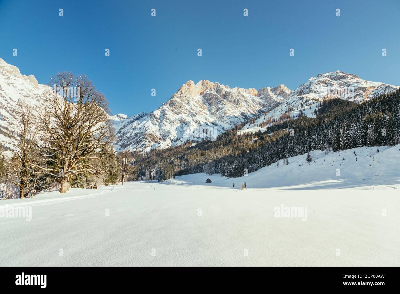 Beautiful idyllic winter landscape: stunning mountain range, snowy ...