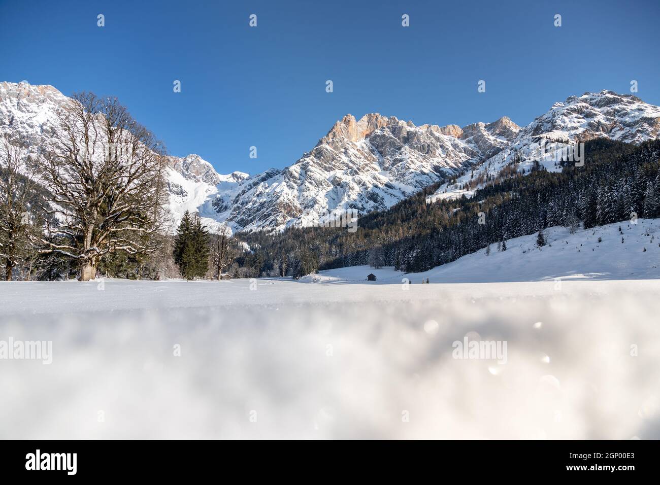 Beautiful idyllic winter landscape: stunning mountain range, snowy ...