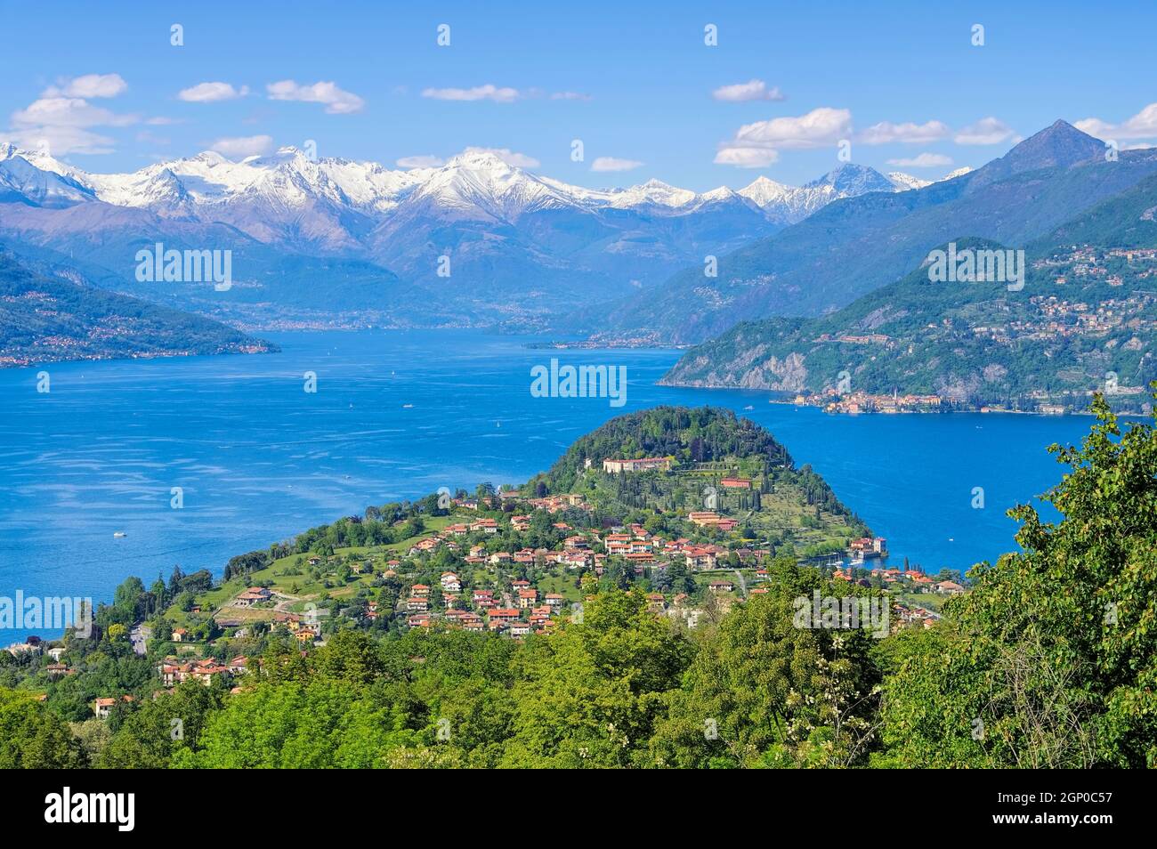 Blick auf Bellagio am Comer See in Italien - view of the village of ...